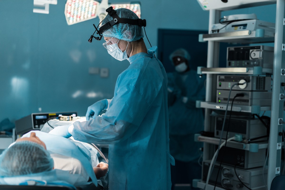 The difference between Halogen and LED operation light – TNT Medical